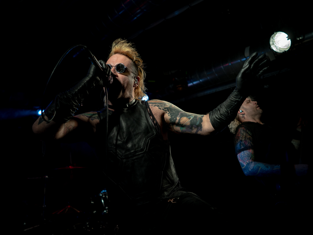 3Teeth – Industrial im gemütlichen Rahmen – ARTNOIR